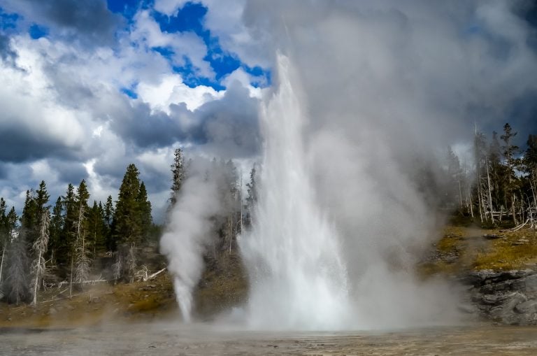 A 4 Day Yellowstone Itinerary - Discovering America's Best Idea ...